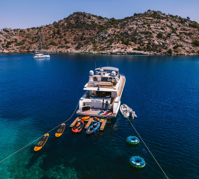 OXYGEN 8 Yacht Charter Details, Ferretti | CHARTERWORLD Luxury Superyachts